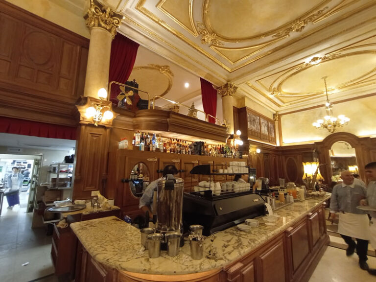Visitando la renovada confitería La Ideal - La Guía de Buenos Aires
