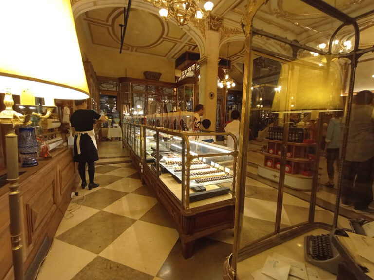 Visitando la renovada confitería La Ideal - La Guía de Buenos Aires